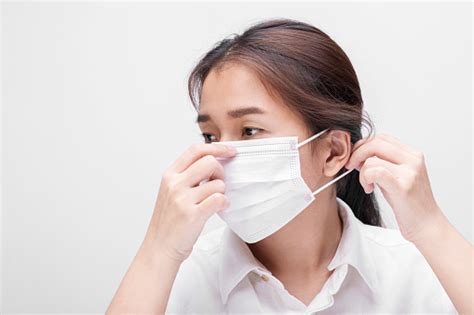 코로나바이러스와 Pm 25 대기 오염을 방지하기 위해 흰색 배경에 고립 된 얼굴 마스크를 가진 젊은 여성 여성은 바이러스 보호