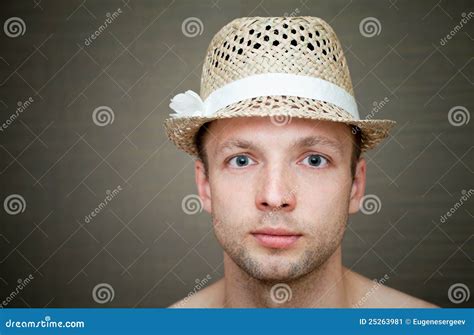Hombre Joven En Un Sombrero De Paja Imagen De Archivo Imagen De Gente Desnudo 25263981