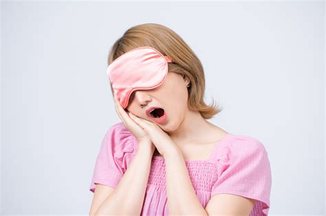 졸린 여성은 일찍 일어나고 하품하고 손으로 입을 덮고 머리에 수면 마스크를 착용하고 30 34세에 대한 스톡 사진 및 기타