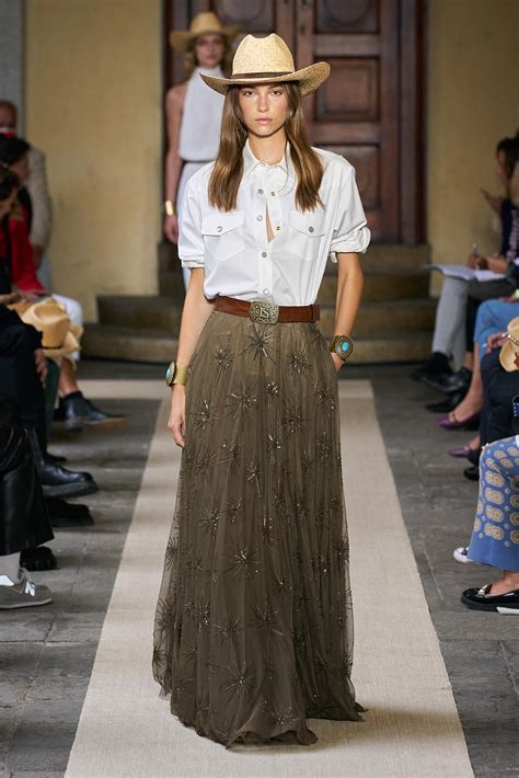 Défilé Luisa Spagnoli Printemps été 2022 Prêt à Porter Tenues Style