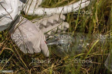 쓰레기를 수거하고 생태 개념 자원 봉사자 플라스틱 재활용 지구를 구하고 지구를 깨끗하게 유지 환경을 청소하는 남자 50 54세에 대한 스톡 사진 및 기타 이미지 Istock