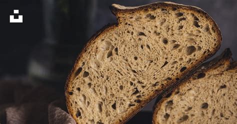 배경에 꽃이 있는 빵 한 덩어리 사진 Unsplash의 무료 빵 이미지