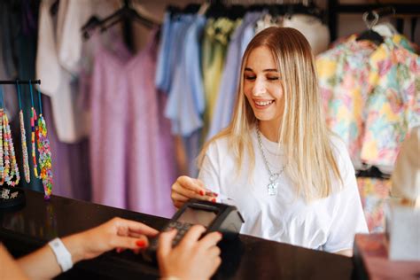 Какво се случва в банките докато плащаме с карта на ПОС терминал Nova