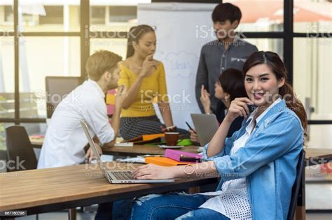 현대 사무실 사람들이 비즈니스 그룹 컨셉에에서 캐주얼 슈트와 그룹의 아시아 그리고 다민족 사업 사람들의 흐리게 하는 사진 컴퓨터