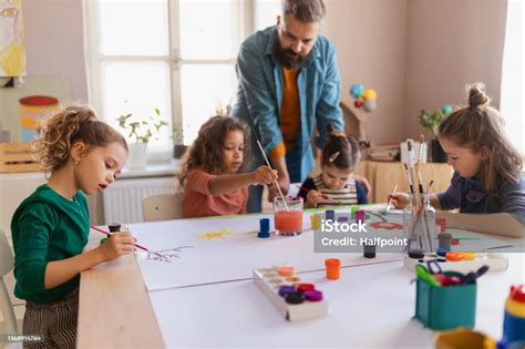 학교에서 창의적인 예술과 공예 수업 중에 교사와 함께 프로젝트를 작업하는 어린 아이들 그룹 공동체에 대한 스톡 사진 및 기타 이미지 Istock