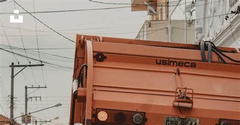 도시의 거리에서 쓰레기를 수거하는 쓰레기 수거차 사진 Unsplash의 무료 자동차 이미지