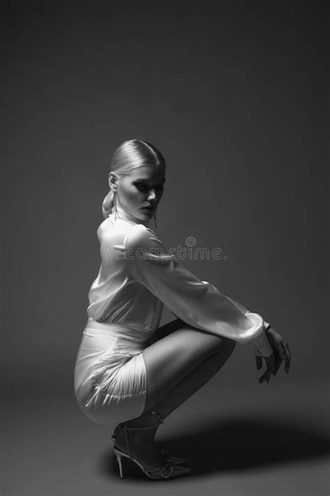 Сексуальная красивая сторона молодой женщины Стоковое Изображение изображение насчитывающей