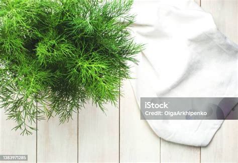 흰색 나무 테이블 상단보기에 칼과 딜의 무리와 도마에 신선한 딜 신선한 채소 조미료 요리 요리 과정 건강한 라이프 스타일 갈색에 대한 스톡 사진 및 기타 이미지 Istock
