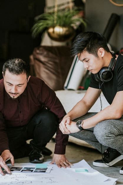 Premium Photo Business People Brainstorming Ideas Using A Chart