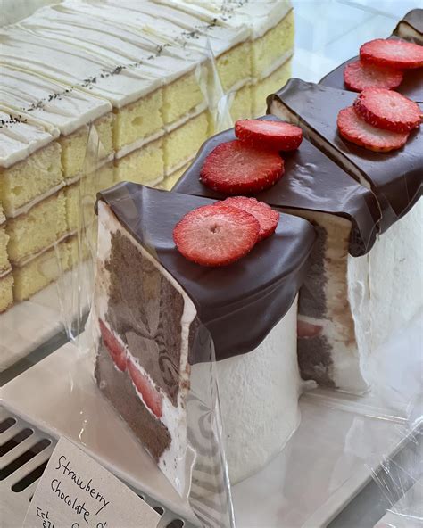 순천카페짙은커피 13 오픈했습니다 겨울에는 특히 딸기가 나오는 계절에는 케이크 작업이 많아 스콘 만들기가 쉽지 않지만 시간을 쪼개어 준비했습니다 초코칩 피칸 소금