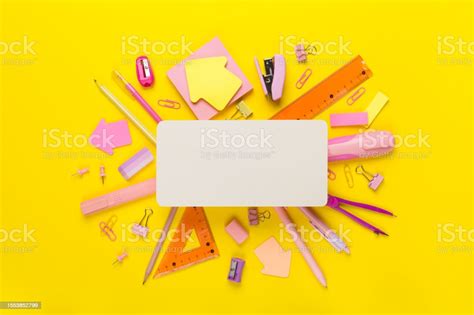 컬러 배경에 텍스트를 위한 공간이 있는 다양한 학교 문구류 평면도 0명에 대한 스톡 사진 및 기타 이미지 0명 개념 개체 그룹 Istock