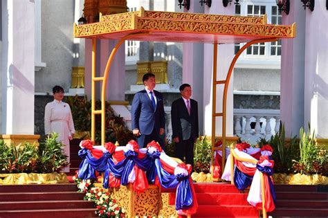 Монгол Улсын Ерөнхийлөгч У Хүрэлсүх гэргий Л Болорцэцэг нарыг албан ёсоор угтлаа