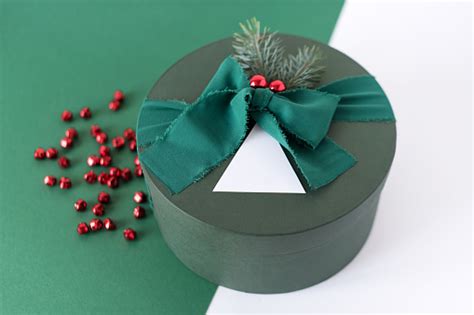 활 빨간 장식과 나무 가지와 고급 새해 선물 상자 둥근 상자에 크리스마스 선물입니다 선물 상자와 크리스마스 배경입니다 크리스마스 축하 를위한 선물 0명에 대한 스톡 사진 및