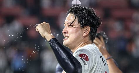 흠뻑 젖은 롯데 마무리 김원중 한 팀에서 150세이브 내겐 정말 큰 영광”