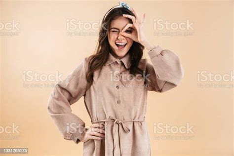 베이지 색 배경 벽위에 고립 된 포즈를 취하는 행복한 젊은 예쁜 여자는 괜찮은 제스처를 합니다 20 29세에 대한 스톡 사진 및 기타 이미지 Istock