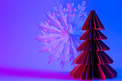 종이 크리스마스 트리와 네온 그라데이션 배경에 눈송이 크리스마스에 대한 스톡 사진 및 기타 이미지 크리스마스 0명 12월 Istock