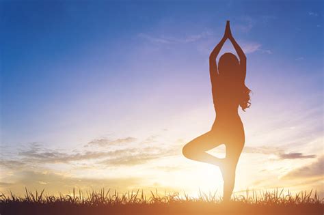 일출 하늘 배경에 요가를 연습 하는 젊은 여자 실루엣입니다 1에 대한 스톡 사진 및 기타 이미지 1 개념 건강한 생활방식