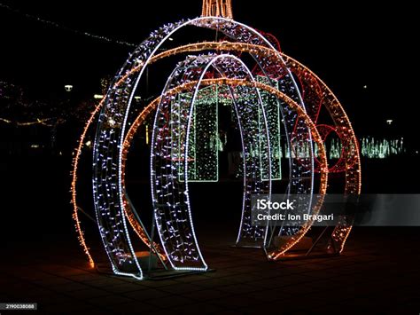 축제 분위기가 물씬 풍기는 밤의 화려한 조명이 켜진 아치형 통로 구조 개성 개념에 대한 스톡 사진 및 기타 이미지 개성 개념 건축 건축물 Istock