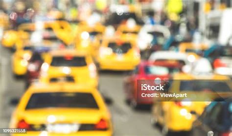 러시아워 Defocused 노란색 택시와 자동차맨하탄 시내뉴욕시 주변 택시 택시의 흐리게 Bokeh와 전송 개념에서에서 붐비는 교통 체증따뜻한 화창한 날과 필터링 톤