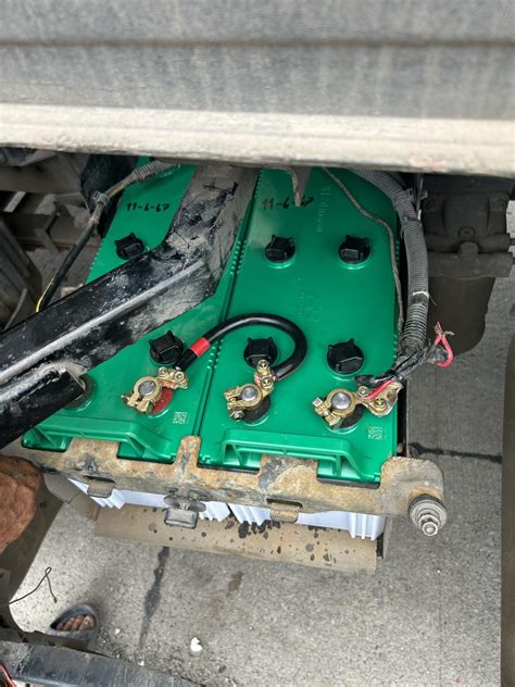 บริการเปลี่ยนรถบรรทุกหัวลาก นอกสถานที่แถวด่านท่าเรือแหลมฉบัง1 กับ Fb แบตเตอรี่ N120 ขนาด120แอมป์