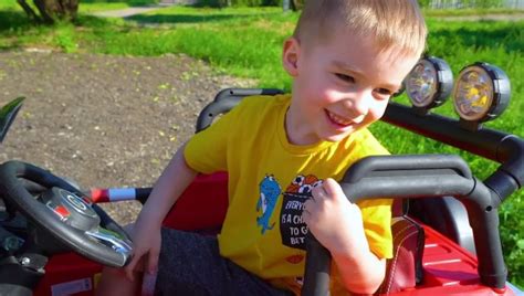 ماشین بازی کودکانه طولانی برنامه کودک آرتور و ملیسیا ماشین های