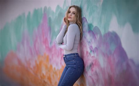 3840x2400 Blonde Girl Model Standing Aside Wall 4k Hd 4k Wallpapers