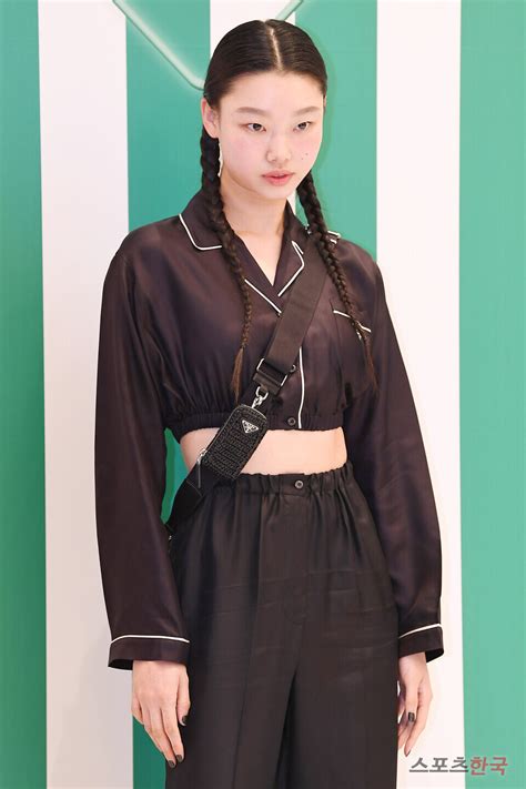 모델 배윤영 한 줌 허리 눈길