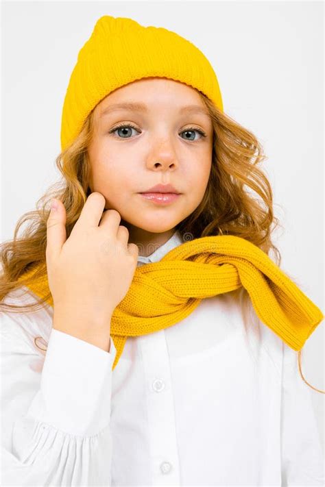 Ritratto Ravvicinato Di Una Ragazza Attraente Con Cappello Giallo E Camicia Bianca Con Felpa