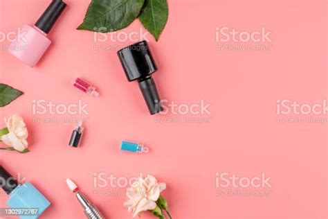 분홍색 배경의 매니큐어 및 도구 및 액세서리의 다채로운 병 상단 보기 및 복사 공간 개인 장식품에 대한 스톡 사진 및 기타 이미지 개인 장식품 매니큐어 미용술