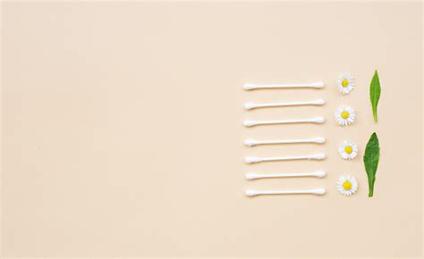 베이지 색 배경에 면봉과 신선한 카모마일 플랫 레이 상단 보기 복사 공간 여성 건강 관리 이어 플러그 귀걸이에 대한 스톡 사진 및 기타 이미지 Istock