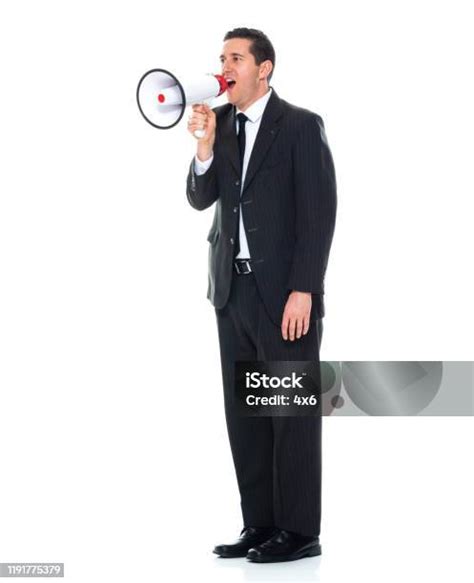 전체 길이 사이드 뷰 프로필 보기 1명 성인 잘 생긴 사람 코 카 서 스 남성 젊은 남자 매니저 실업가 비즈니스 맨 스탠딩 비즈니스 웨어 슈트 들고 메가폰 35 39세에