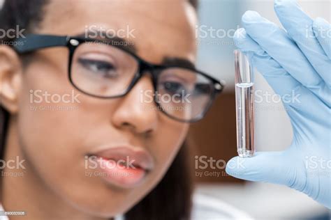 화학 실험실에서 시약으로 테스트 튜브를 들고 안경에 집중 된 젊은 과학자의 클로즈업 보기 Stem 주제에 대한 스톡 사진 및 기타 이미지 Stem 주제 과학 과학자