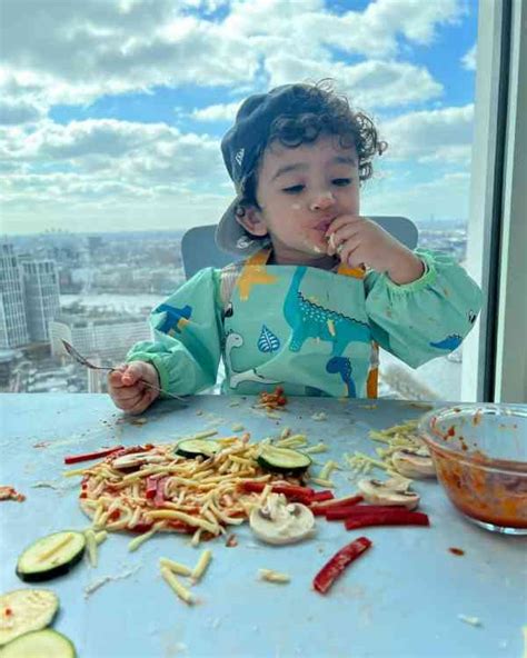 پسر شیطون دنیا جهانبخت در حال کمک به مادرش در پیتزا پختن عکس