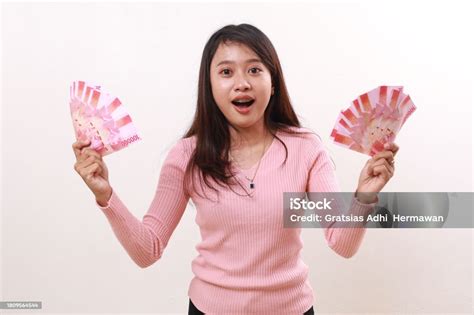 와우 흥분 젊은 아시아 소녀 서서 인도네시아 지폐를 들고있다 흰색 배경에 고립 25 29세에 대한 스톡 사진 및 기타 이미지 25 29세 경외감 광고 Istock
