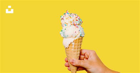 스프링클이 뿌려진 아이스크림 콘을 들고 있는 손 사진 Unsplash의 무료 음식 이미지