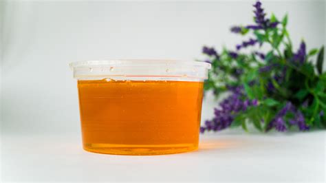 꽃 배경에 제모 설탕 페이스트 또는 꿀 왁스를 가진 플라스틱 항아리 0명에 대한 스톡 사진 및 기타 이미지 0명 건강관리와 의술 건강한 생활방식 Istock