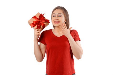 빨간 티셔츠를 입은 행복한 미소 짓는 소녀의 초상화가 선물 상자를 들고 흰색 배경 위에 포즈를 취하고 있다 긴 머리 미소 웃음과