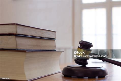 판사와 함께 법적 사건 사법 시스템과 시민권 및 사회 정의 개념에 사용하기 위한 정의의 상징으로 테이블에 있는 나무 판사 망치 정의로 소송을 판단하는 입법의 개념 0명에