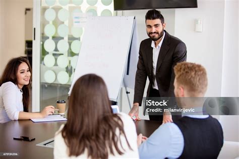 남자 동료 앞에서 프레 젠 테이 션을 개최 2명에 대한 스톡 사진 및 기타 이미지 2명 건축물 경영자 Istock