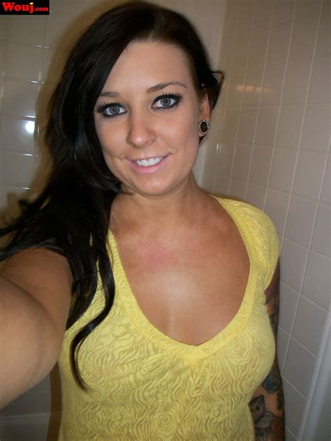Aspiring Teen Amateur Shows Off Her Curves For Her First Photoshoot 13 Photos
