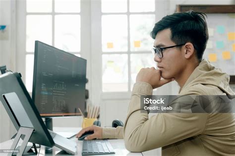 Programmer Dan Tim Pengembang Sedang Coding Dan Mengembangkan Perangkat