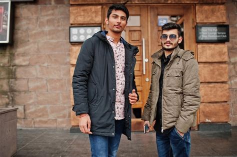 Dos Chicos Indios Con Chaquetas Posaron Al Aire Libre Contra La Puerta Del Pub Foto Gratis