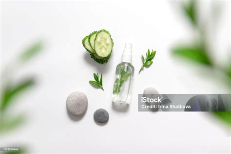 천연 유기농 화장품은 평평하게 놓여 있습니다 투명 클렌징 젤 오이 슬라이스 회색 배경에 둥근 돌 레이아웃 텍스트에 대한 여유 공간 건강관리와 의술에 대한 스톡 사진 및 기타