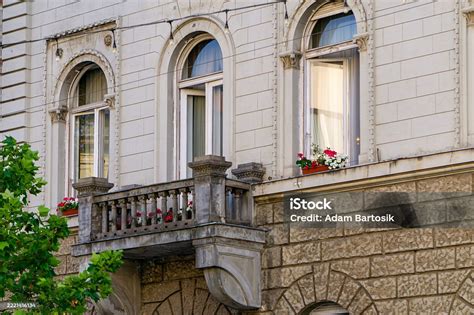 장식용 석재 발코니와 3 개의 높은 아치형 창문이있는 유서 깊은 연립 주택의 외관 창턱에 화분 0명에 대한 스톡 사진 및 기타 이미지 Istock