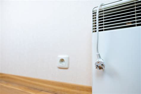 전기 히터는 세계의 에너지 위기 제재 및 비싸고 높은 에너지 가격으로 인해 꺼집니다 에너지 전기 및 전력 절약을 절약하는 개념 가정 난방에 대한 스톡 사진 및 기타 이미지