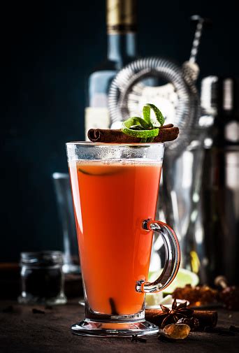 뜨거운 버터 럼 가을 또는 겨울 온난화 알코올 칵테일 사과와 레몬 주스 어두운 럼 꿀 어두운 배경에 키가 큰 유리에 계피 0명에 대한 스톡 사진 및 기타 이미지 Istock