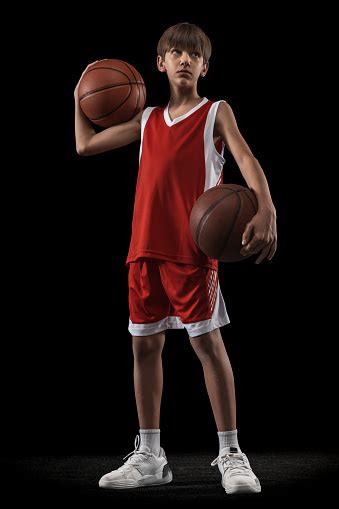 십대 소년의 전체 길이 초상화 검은 배경 위에 고립 된 공으로 포즈를 취하는 빨간 유니폼을 입은 농구 선수 방어자 개념에 대한 스톡 사진 및 기타 이미지 Istock