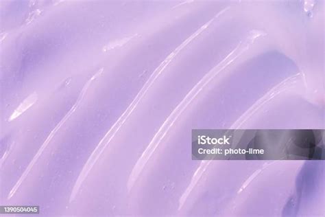 슬라임 질감 배경 보습 뷰티 크림 밤 스와치 페인트 라일락 크림 모이스처 라이저 샴푸 스프레드 화장품 얼룩 배경 크리미한 액성 스킨케어 로션 무스 보라색에 대한 스톡 사진