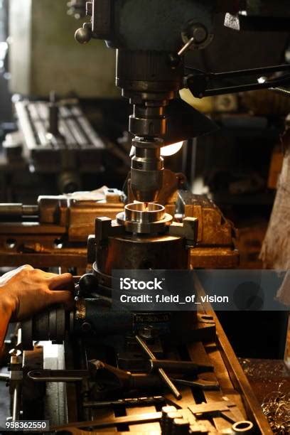 교 련된 되 고 심심 하 고 태국 동남 아시아에서에서 금속 엔지니어링 워크샵에 Lathed 금속 엔진 부품 강철에 대한 스톡 사진 및 기타 이미지 Istock