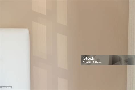 파스텔 톤의 미니멀한 벽 디테일과 창문에서 들어오는 빛 빛과 그림자의 놀이 벽지 쓰기를 위한 배경 복사 공간 0명에 대한 스톡 사진 및 기타 이미지 Istock